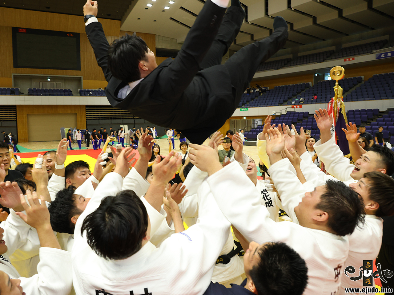 【ニュース】旭化成が4連覇、決勝は逆転勝ちで底力見せつける／第75回全日本実業柔道団体対抗大会 男子第1部 | eJudo