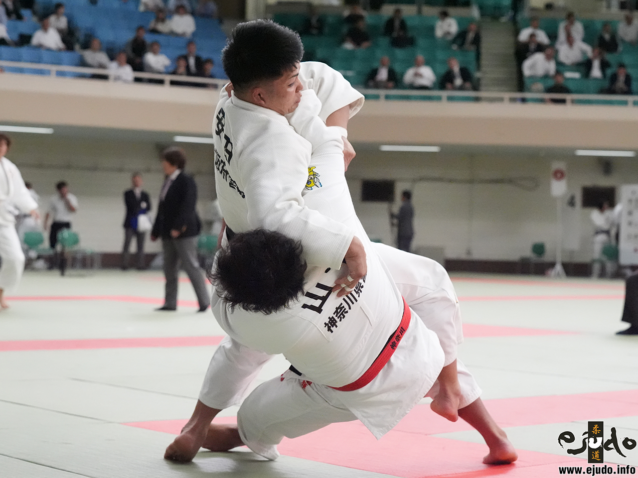 【ニュース】決勝は大将戦で逆転の「一本」、大阪府警察が7年ぶりの優勝飾る／令和7年度全国警察柔道大会(第74回) | eJudo
